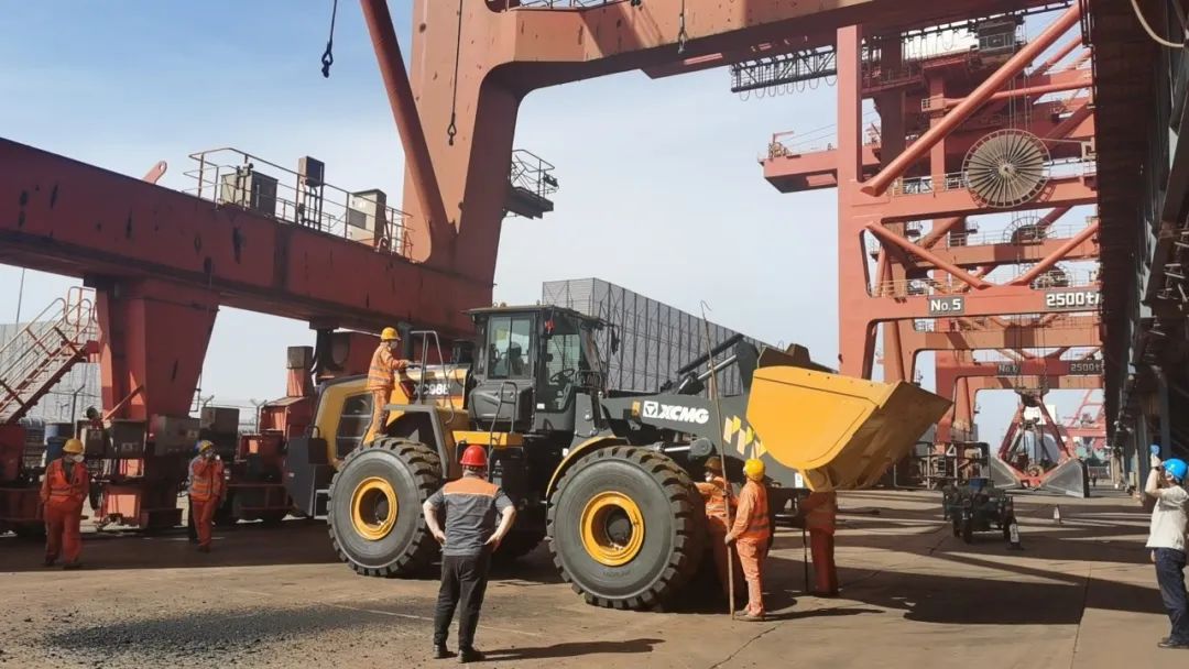 已超百台！徐工大吨位装载机批量交付国际大港_匠客工程机械