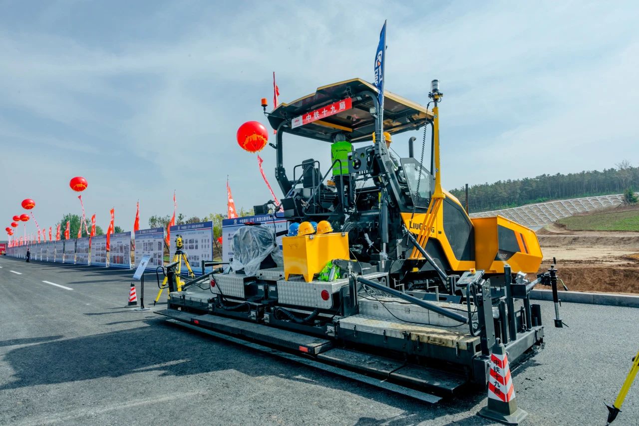 柳工无人驾驶设备闪耀“平安百年品质工程”建设现场会_匠客工程机械